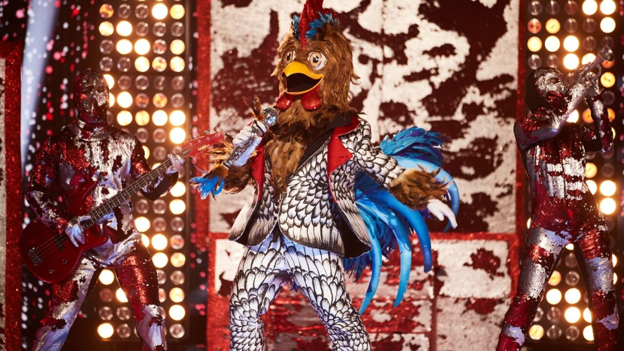 Gallo despierta al público con su espectacular canto de ‘Do Ya Think I ...