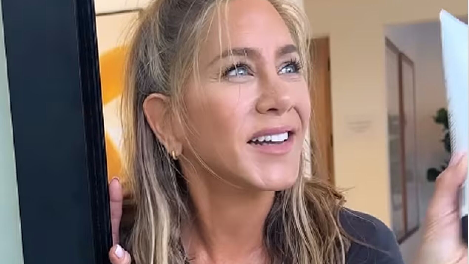 Jennifer Aniston, muy aplaudida por lucir orgullosa sus canas en sus ...