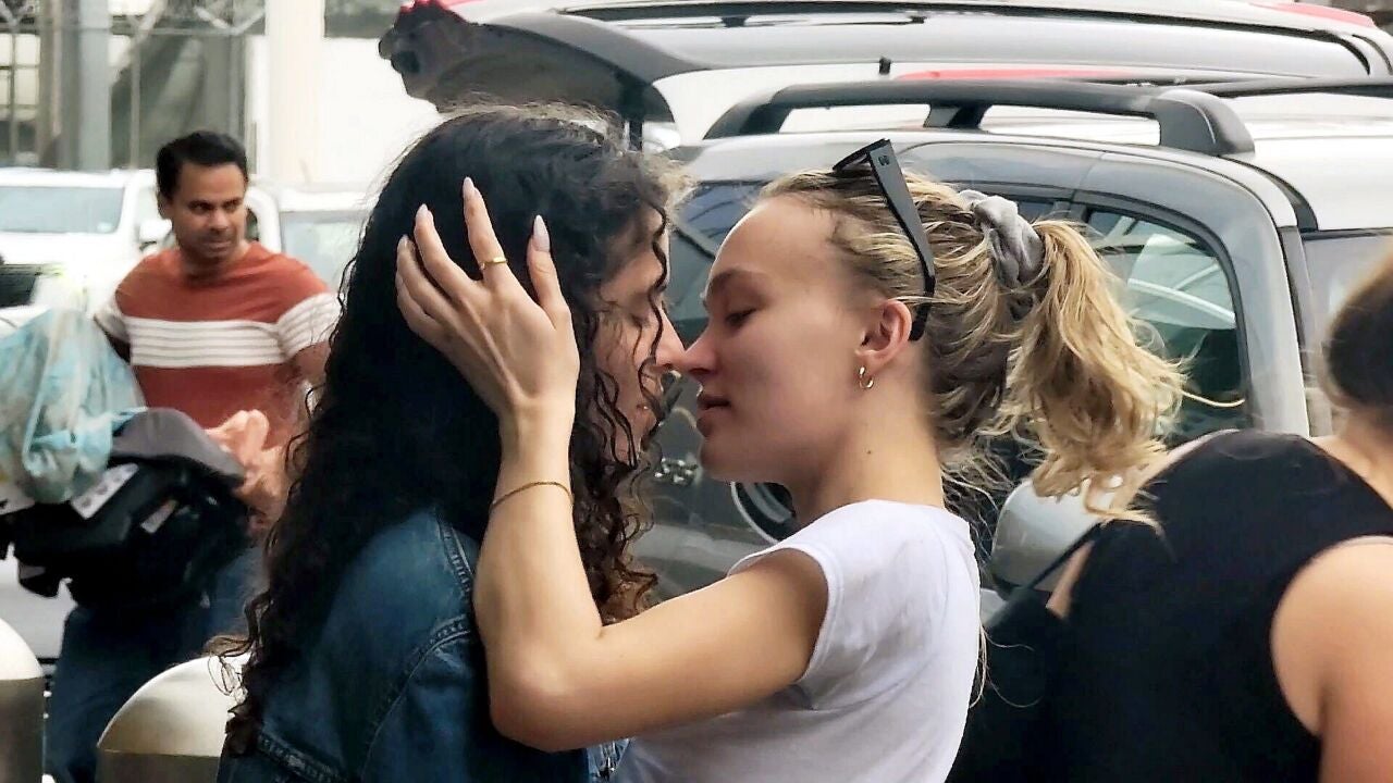Lily-Rose Depp, pillada metiéndose mano con su novia por la calle en un ...