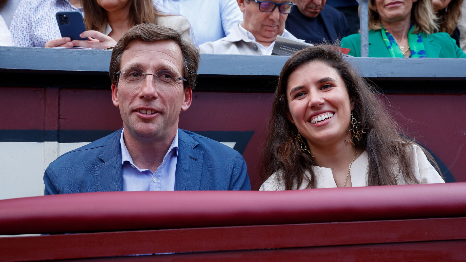 La novia de Almeida, Teresa Urquijo, rompe en aplausos orgullosa en la ...