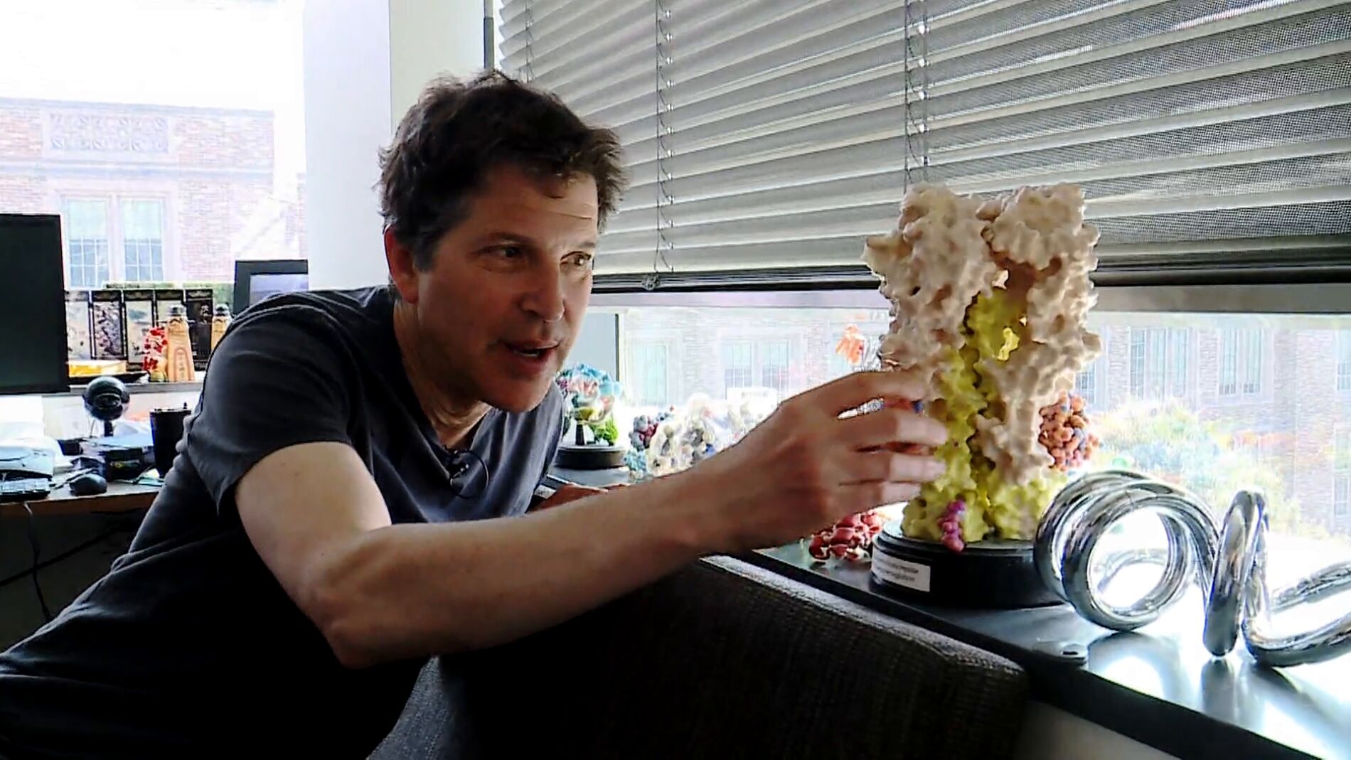 David Baker, el bioquímico que crea proteínas gracias a la inteligencia ...