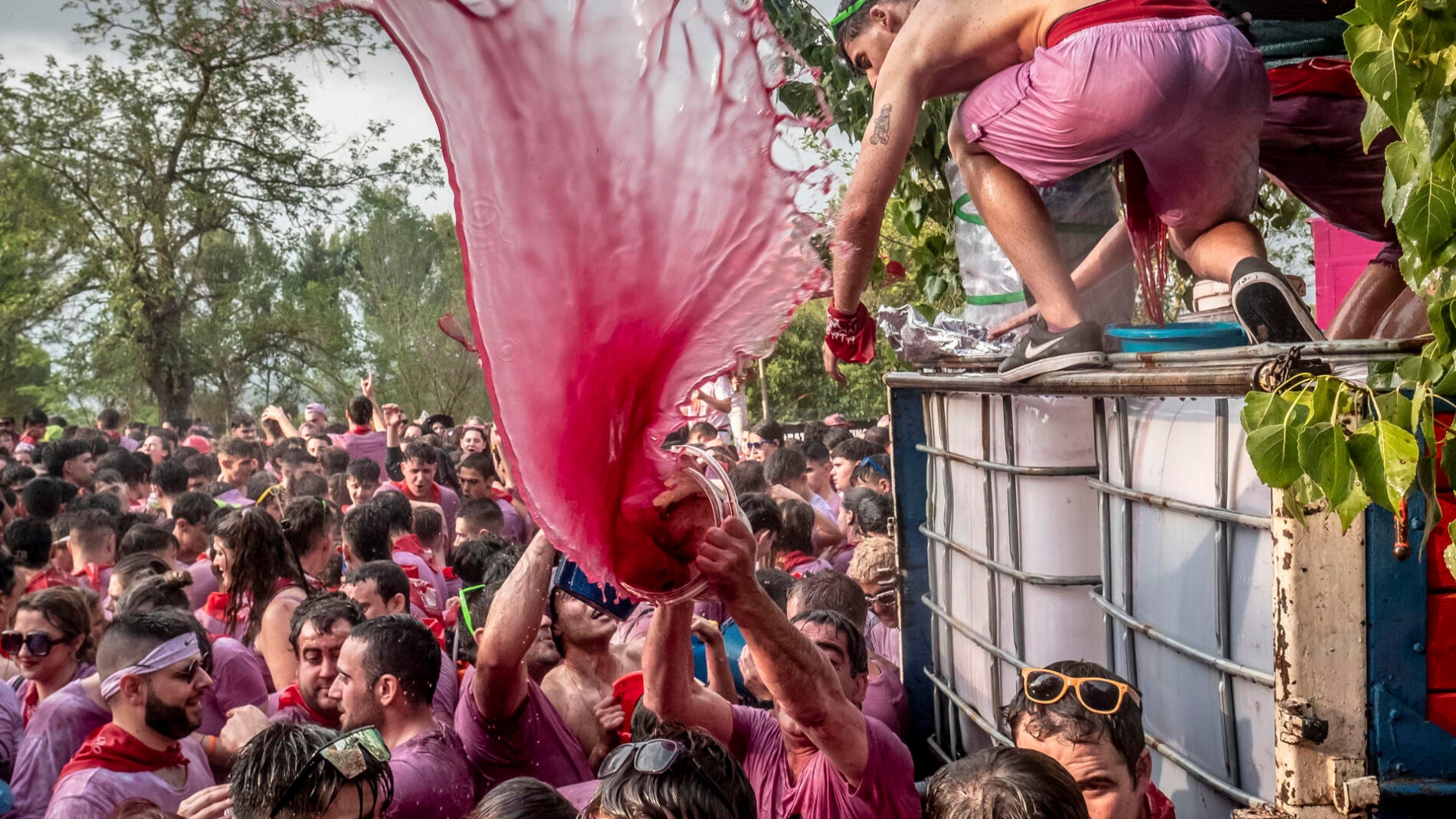 La batalla del vino de tiñe de rojo la ciudad de Haro un 29 de junio más