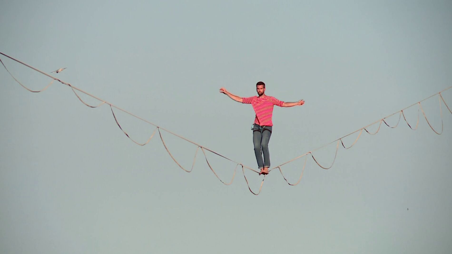 Un funambulista francés cruza Barcelona sobre un cable a 70 metros de ...