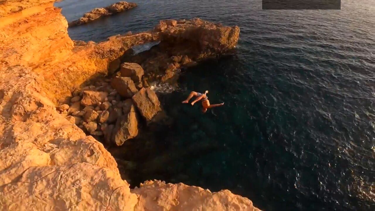Un saltador se lanza desde acantilados de 27 metros en Ibiza