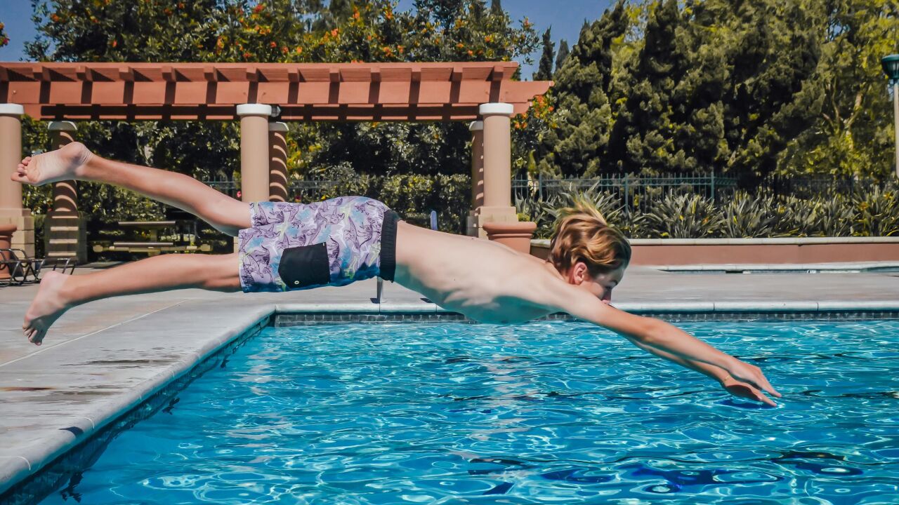 Cómo enseñar a tus hijos a tirarse de cabeza en la piscina