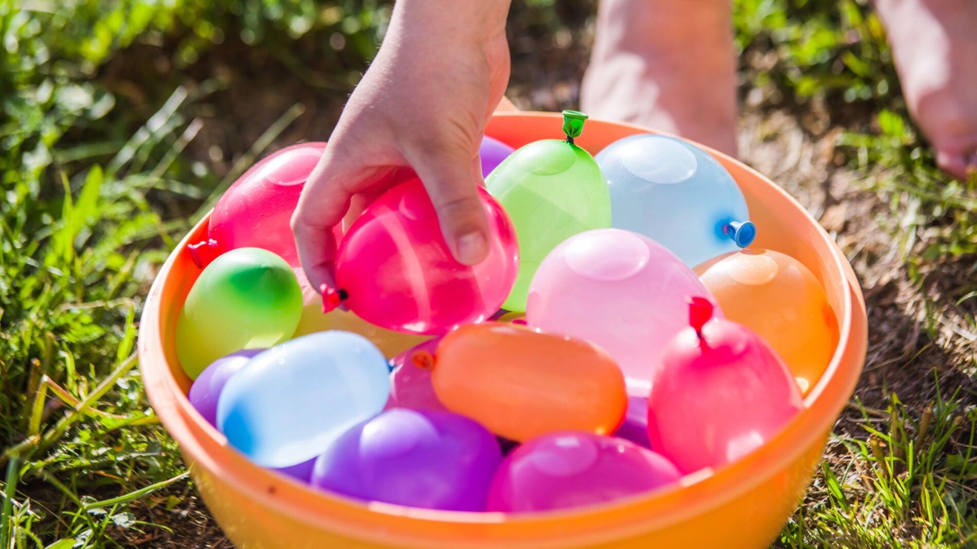 Globos de agua reutilizables para jugar en la playa: Cómo se usan y ...