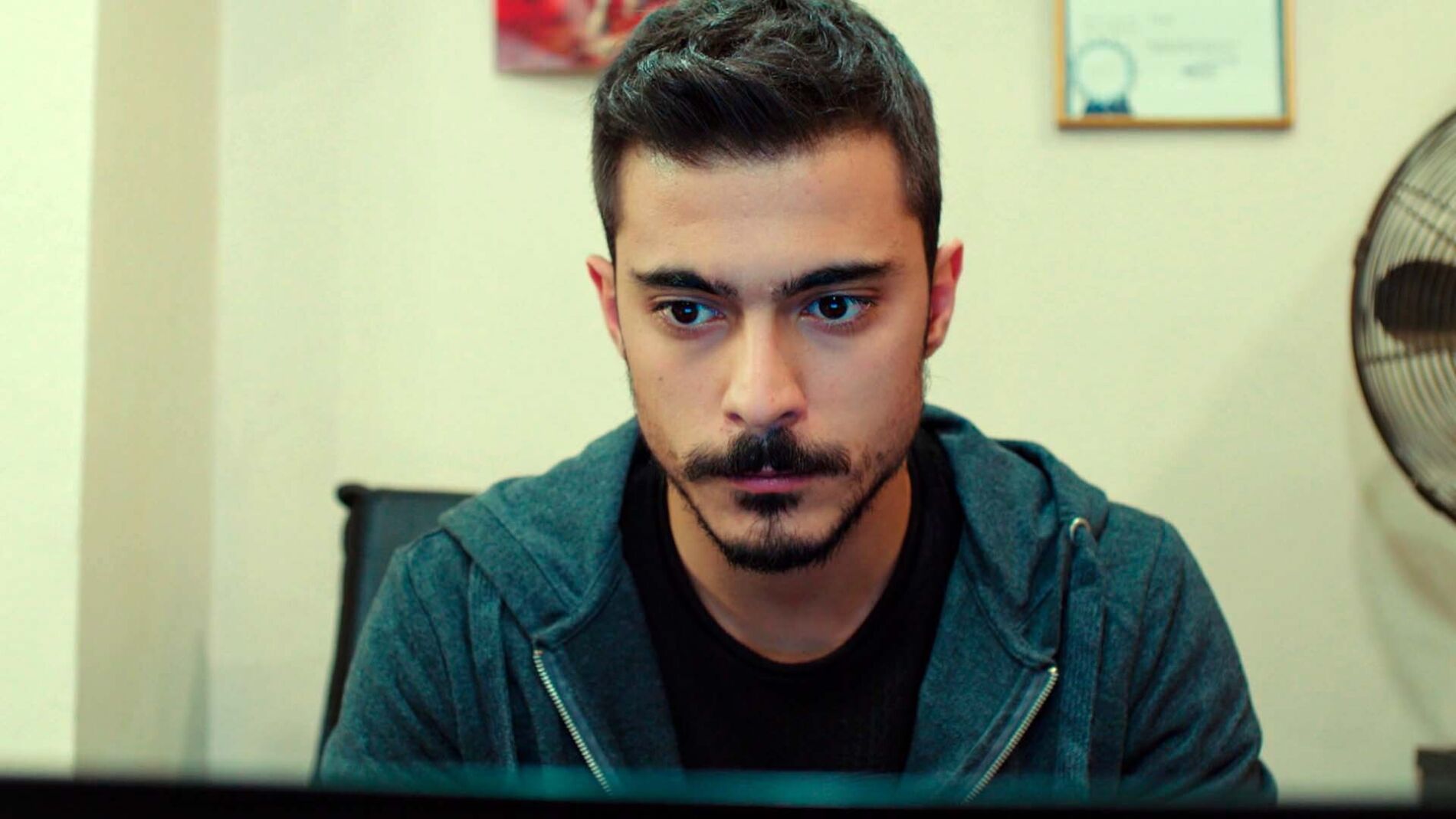 Yiğit comienza a investigar todo sobre su madre… ¡Y descubre que tiene otro hijo!