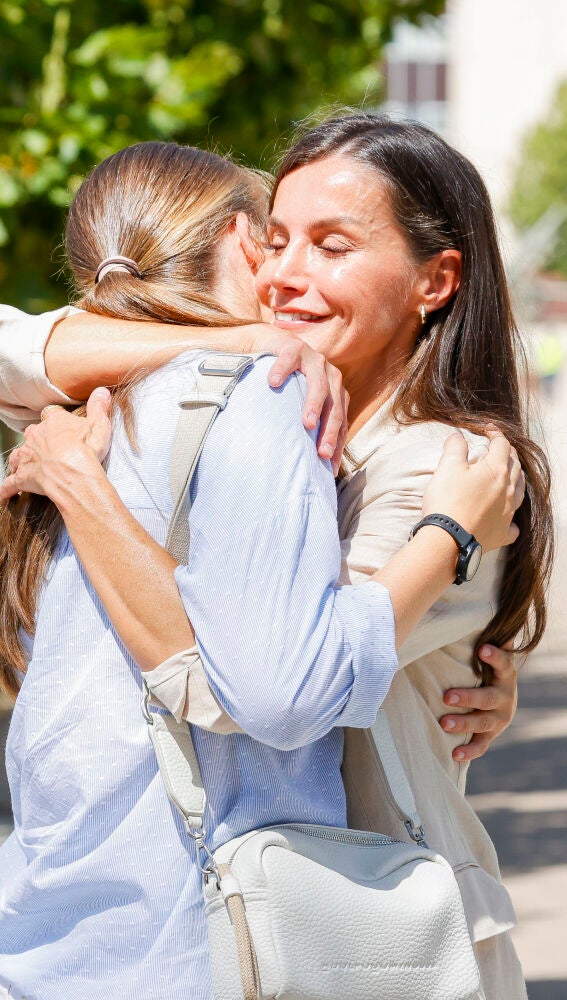 El sentido abrazo en público de la reina Letizia a su hija Leonor justo ...
