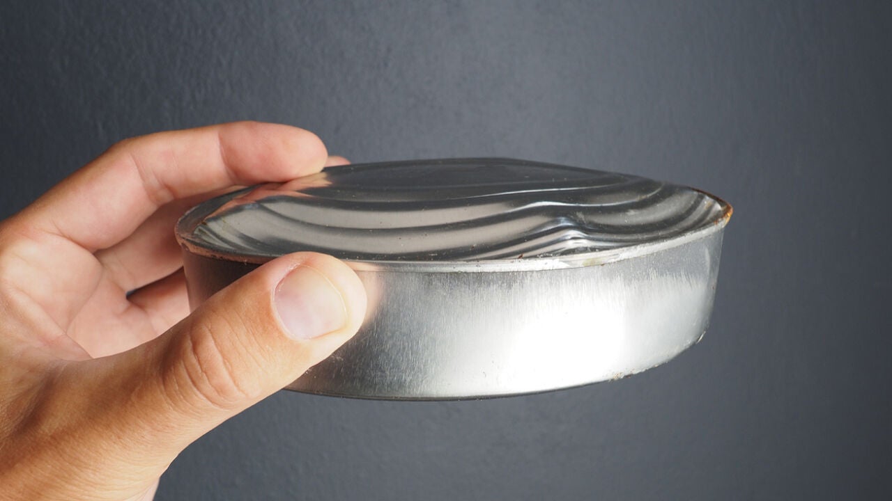 ¿Se puede comer una lata de conserva que está hinchada?