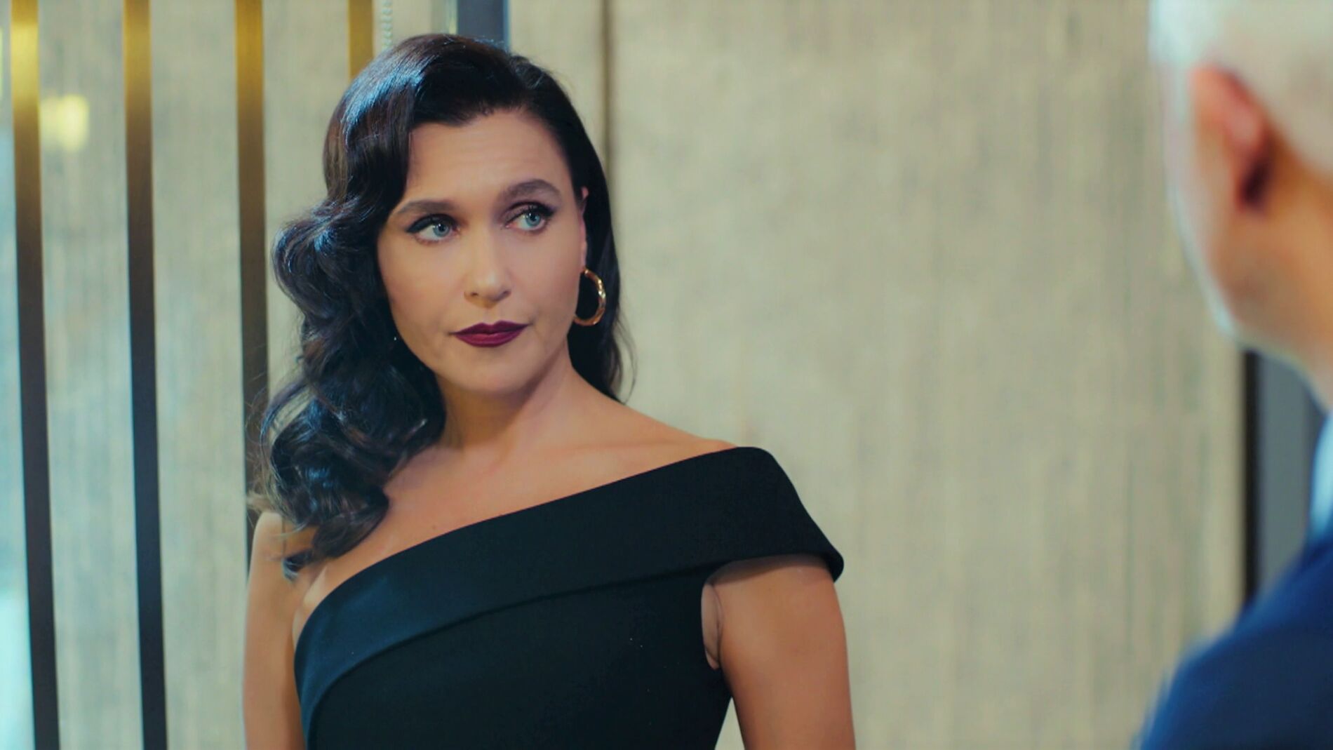 Ender le hace ver a Halit que si no lucha por Yildiz... ¡La perderá!