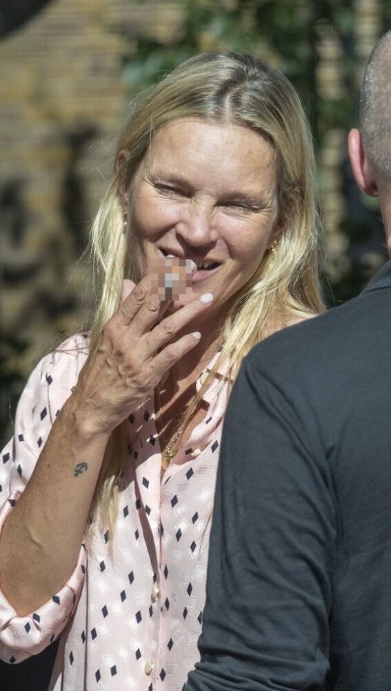 La transformación de Kate Moss: Irreconocible y con un cigarrillo en mano