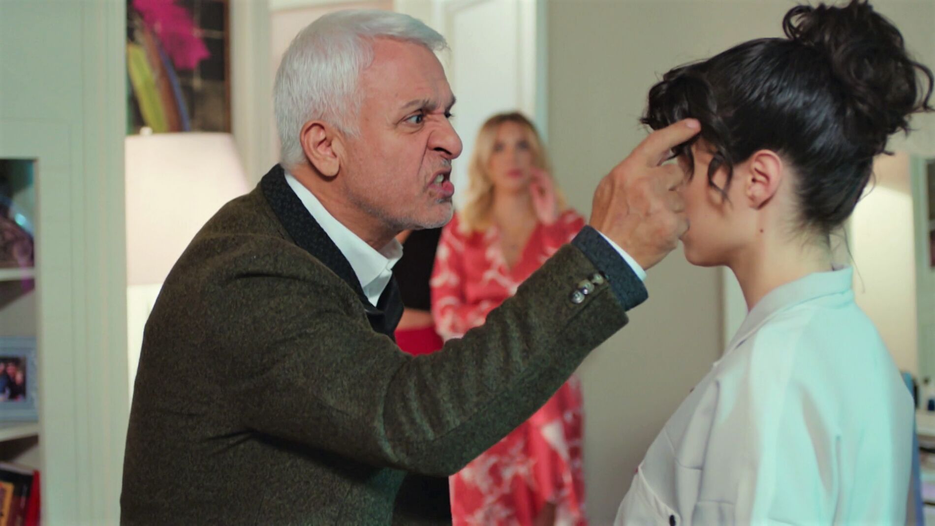 La familia Argun conoce a la novia de Erim y... ¡todos se quedan en shock!