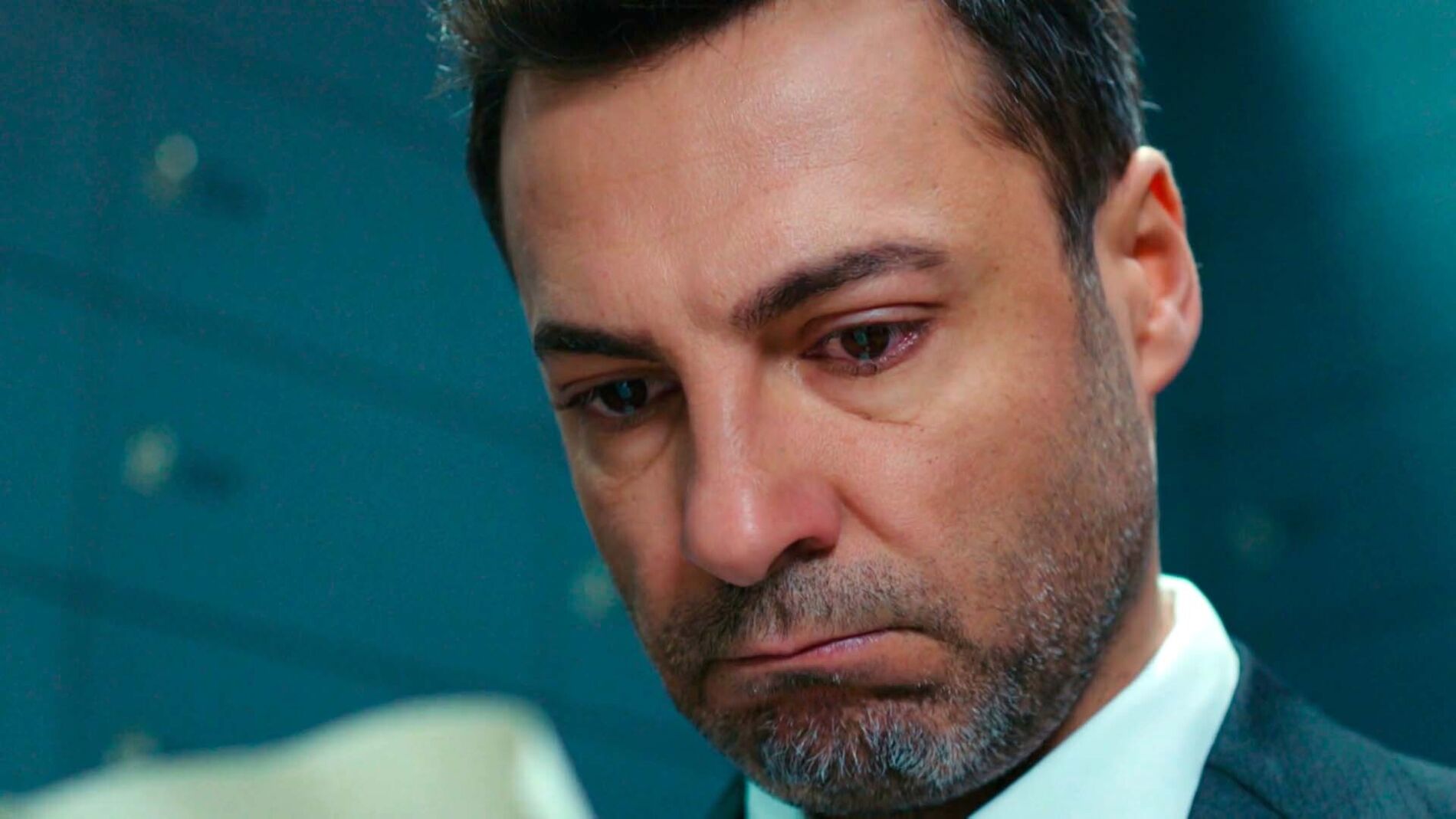 Kaya descubre en la caja fuerte de su hermana el vídeo con el que ...