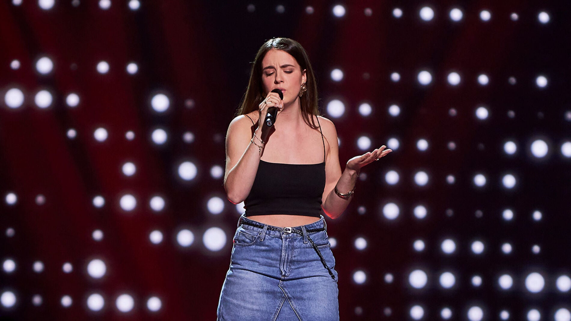 Pese a ser experta en La Voz, esta talent acaba temblando la actuación ...