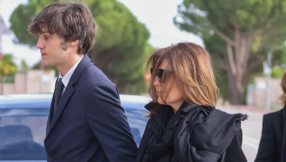 Nuria González llega completamente devastada al tanatorio junto a sus ... Nuria González llega completamente devastada al tanatorio junto a sus ...