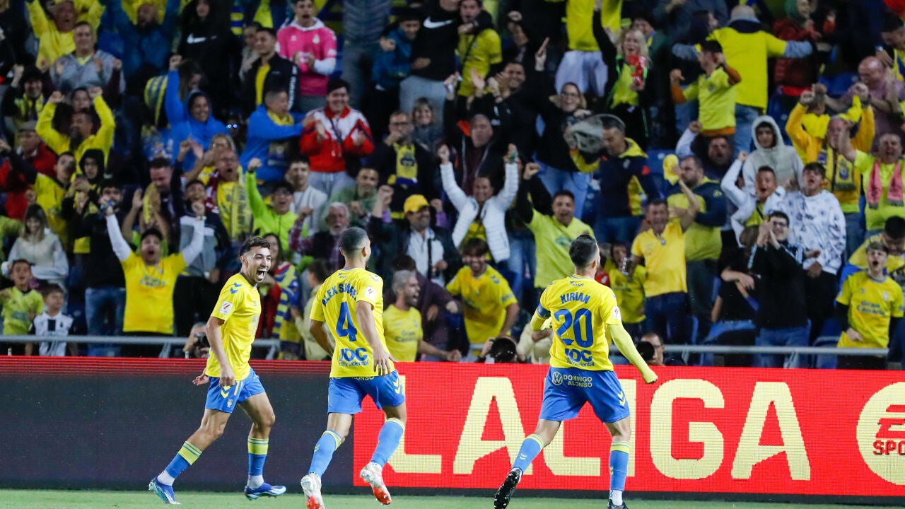 El Atlético sucumbe en la fiesta de Las Palmas y dice adiós al liderato