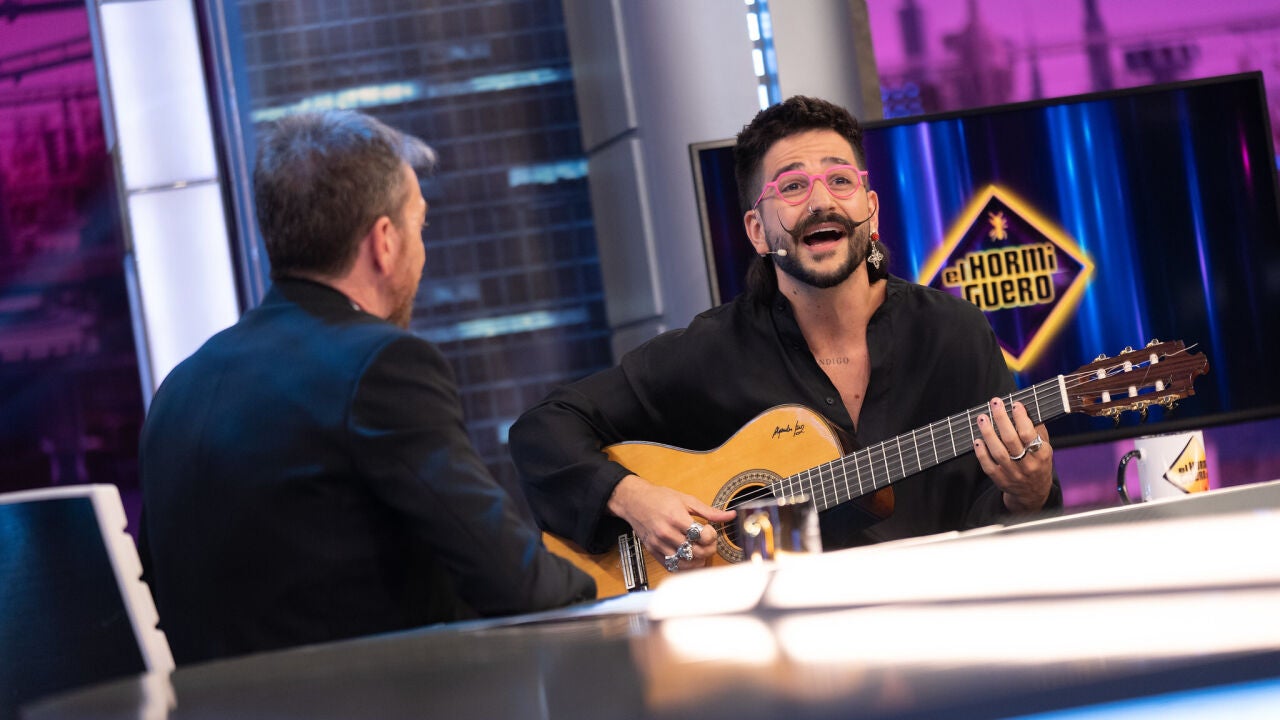 Camilo coge la guitarra para improvisar en directo Salitre, su nueva ...