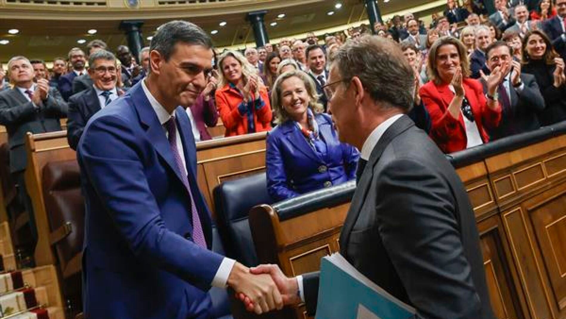 Alberto Núñez Feijóo a Pedro Sánchez mientras le estrecha la mano: "Esto es una equivocación"
