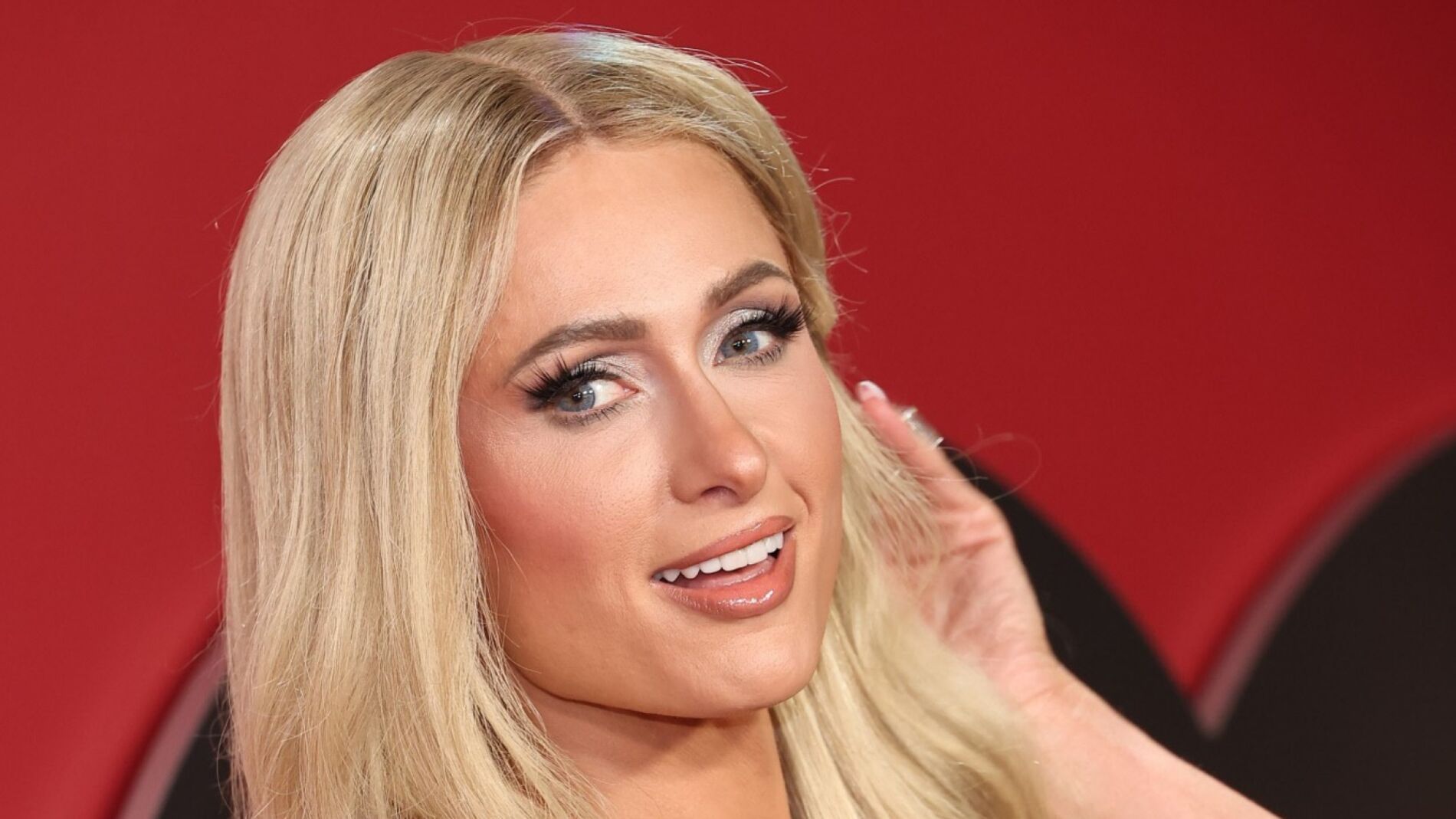 Paris Hilton revela el nombre de su hija y los fans recuerdan su ...