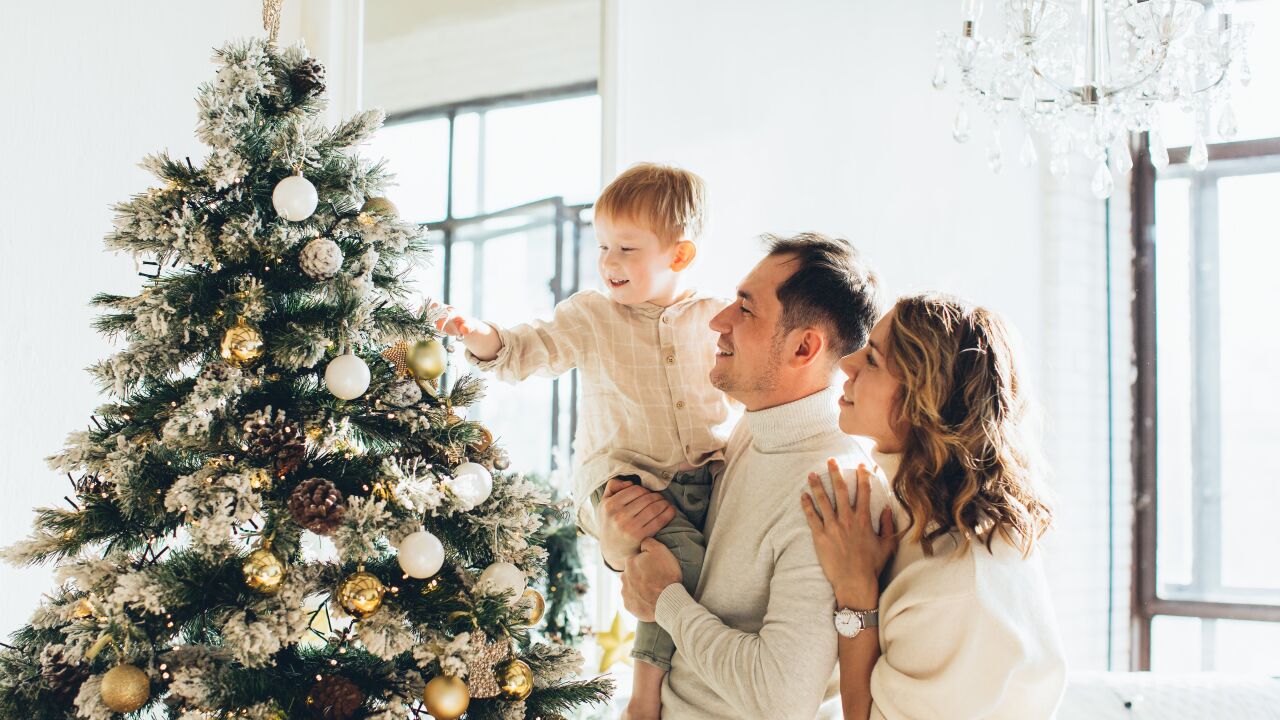Cómo decorar el árbol de Navidad según el estilo de tu casa
