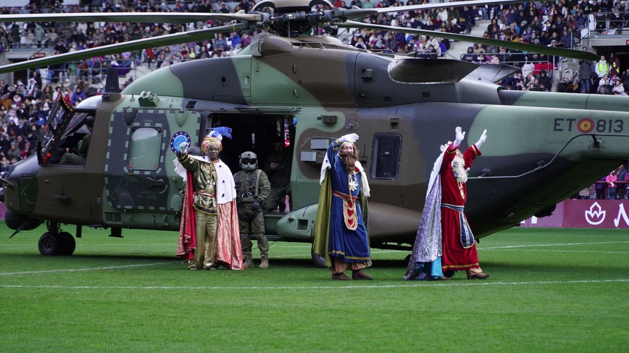Así ha sido la espectacular llegada en helicóptero de los Reyes Magos a ...
