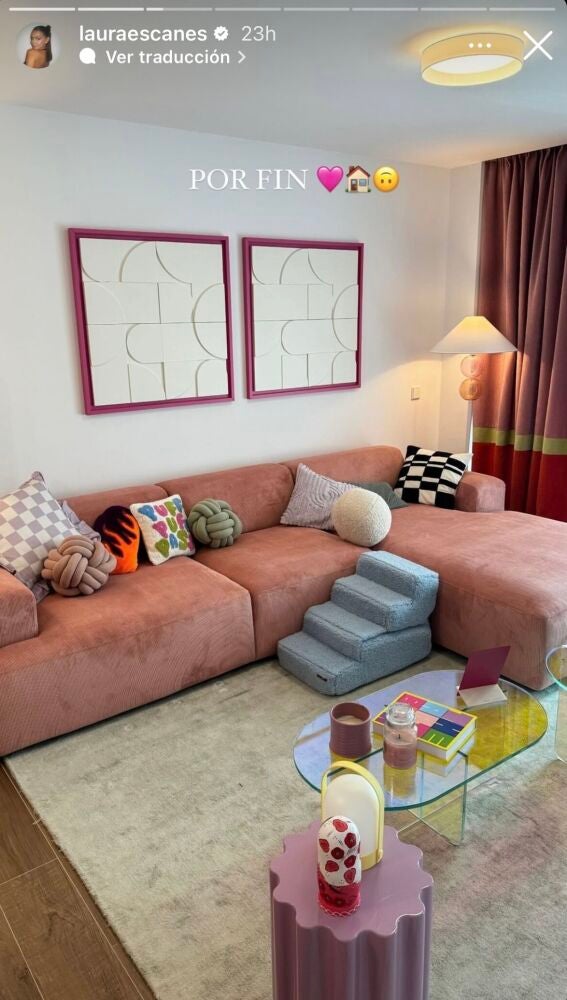 El nuevo sofá rosa del salón de Laura Escanes: Una estancia llena de color