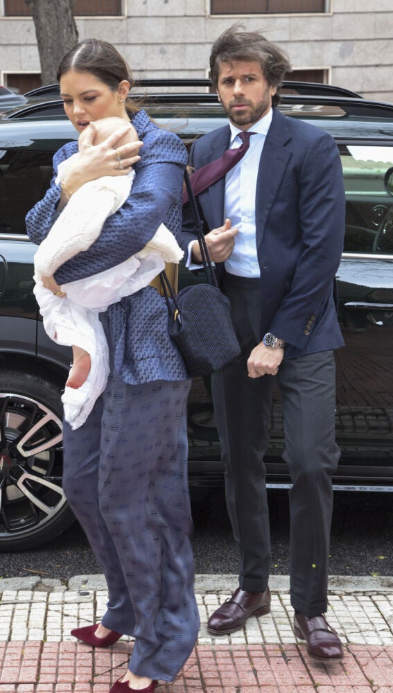 Isabelle Junot y Álvaro Falcó bautizan a su hija Philippa rodeados de ...