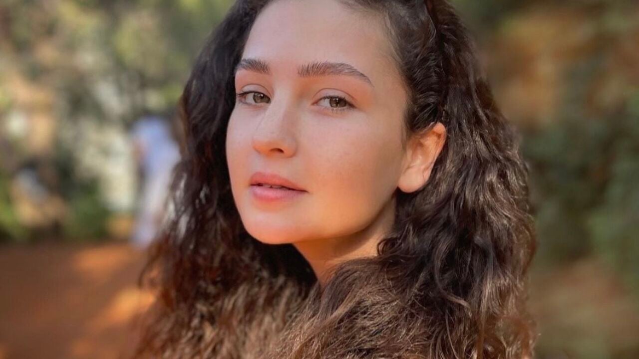 Descubrimos a Melis Minkari, la polifacética actriz de Hermanos que nos ...