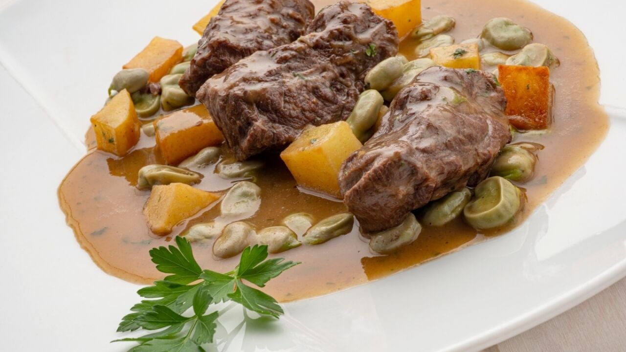 Carrilleras de cerdo con habitas, de Arguiñano: "Una carne jugosa y ...