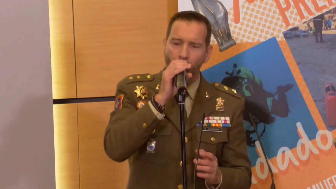 VÍDEO: Un coronel clausura unos premios de las Fuerzas Armadas "dando ...