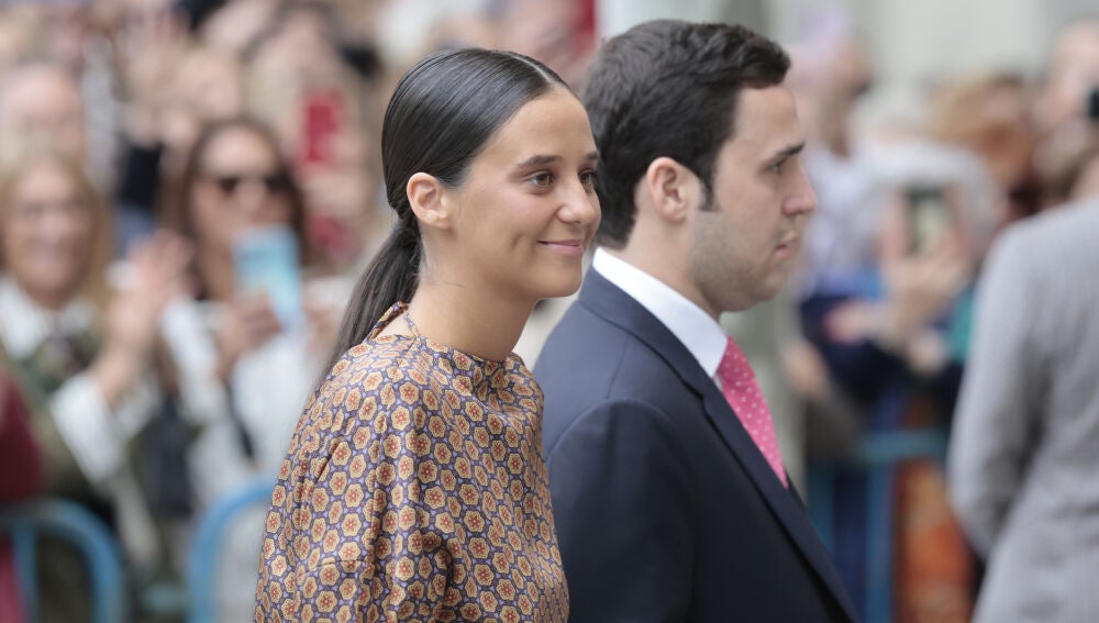 El look de Victoria Federica en la boda de Almeida: Su guiño a Tomás ...