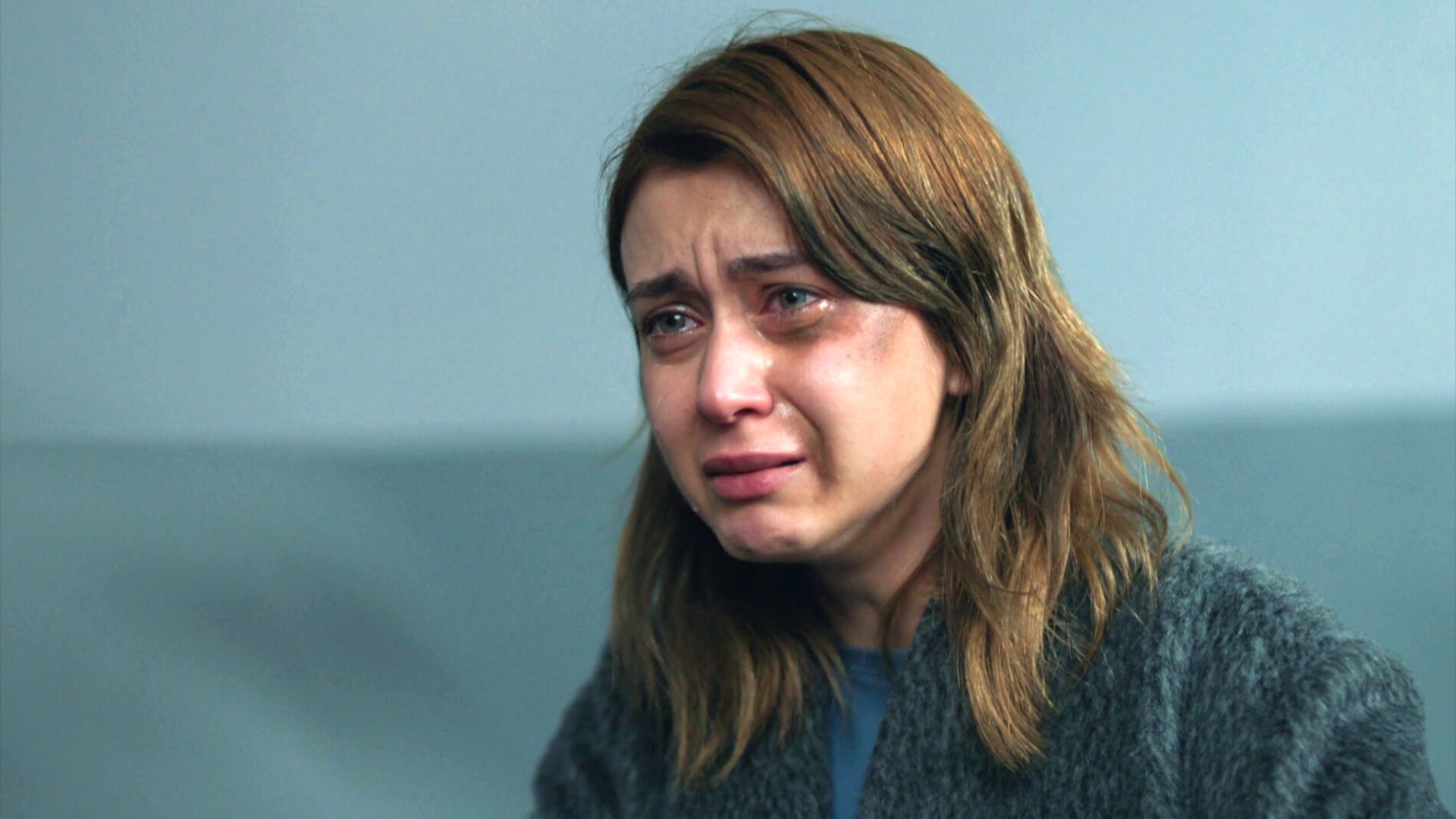 Ceylin le cuenta a Ilgaz que ha recibido una amenaza y él le aconseja ...