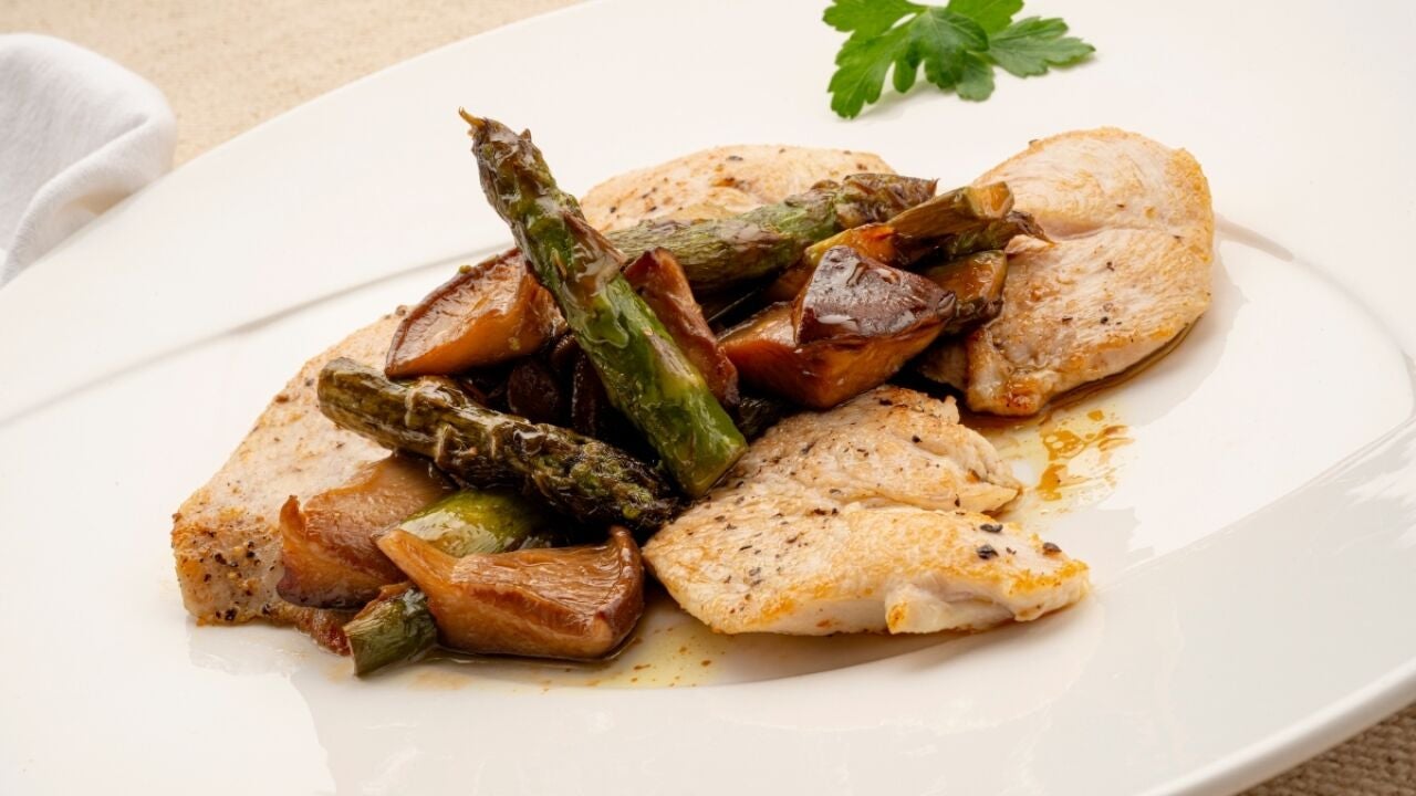 Una receta súper saludable de Karlos Arguiñano: pavo con espárragos y setas