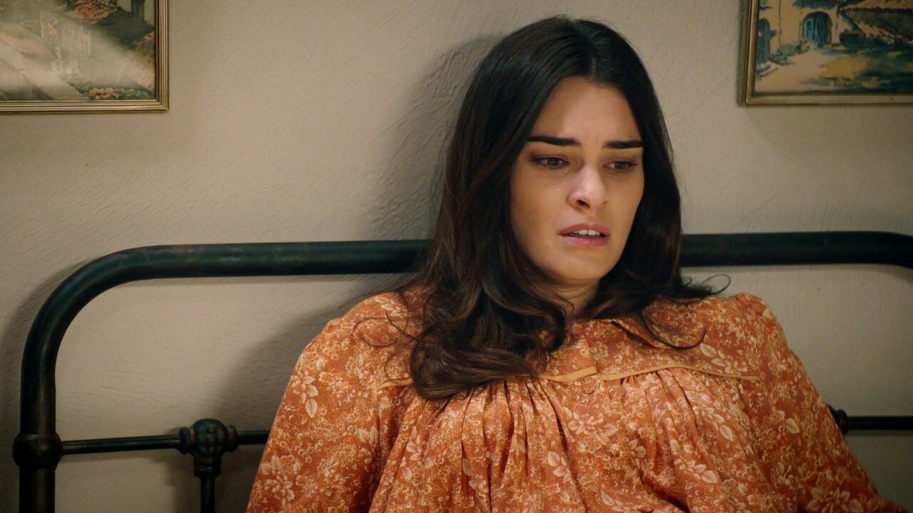 Jaime trata de animar a Fina, sin saber que ella está rota por la ...