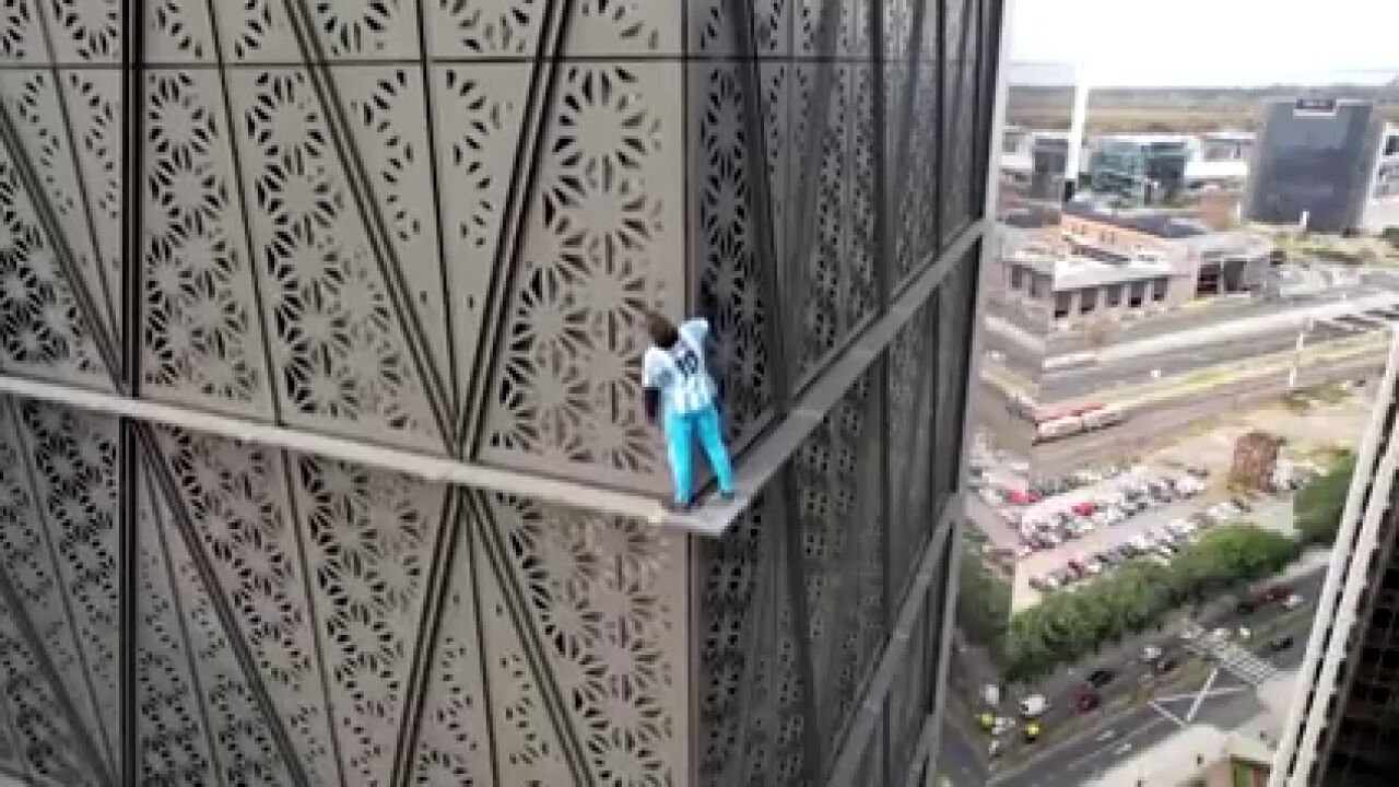 El 'influencer' Marcin Banot escala un rascacielos de Buenos Aires sin ...