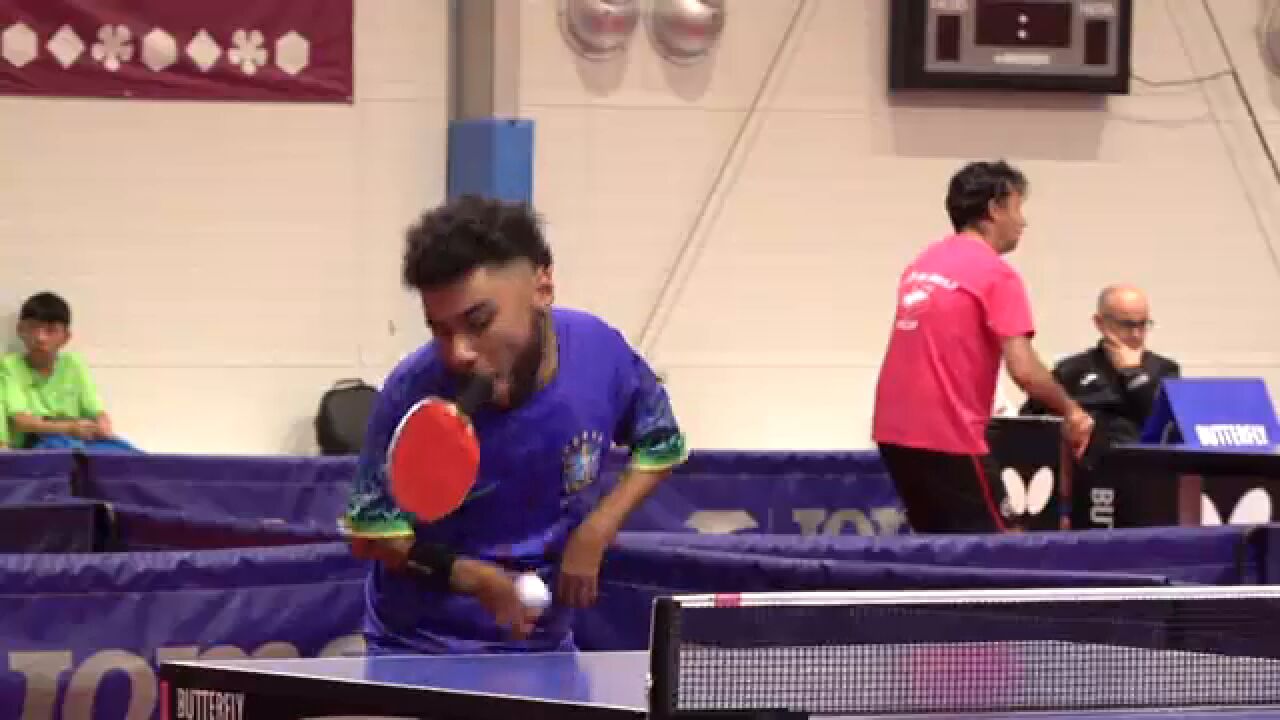 El español Anthony Fernandes juega al tenis de mesa con la pala en la boca