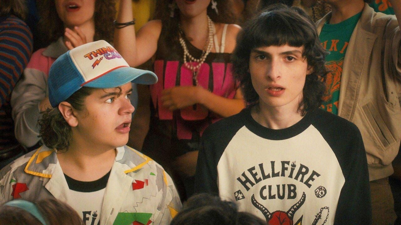 Stranger Things: Finn Wolfhard y Gaten Matarazzo, fotografiados cogidos ...