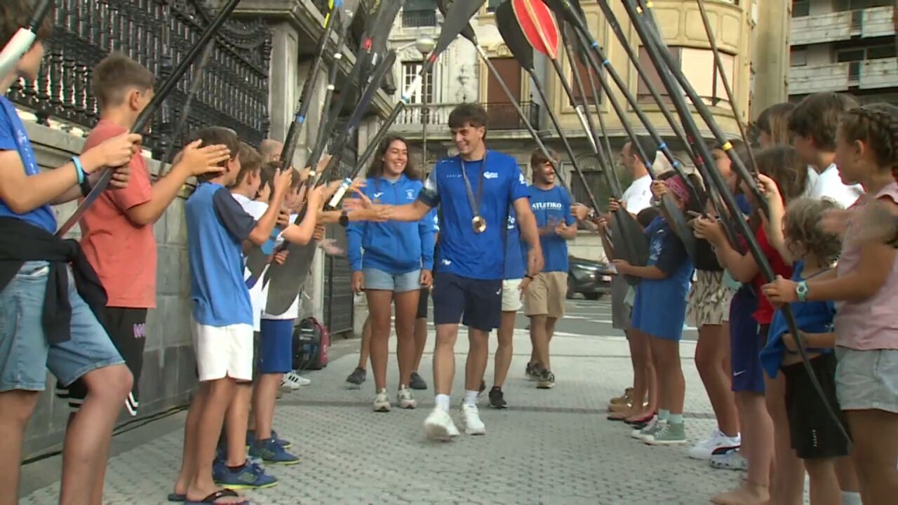Recibimiento olímpico: Diego Botín, Florian Trittel y Pau Echáñiz ...