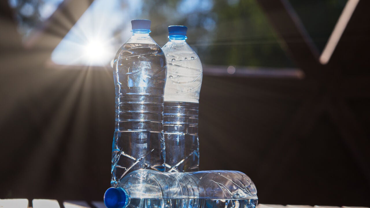 ¿Es malo beber de una botella de agua expuesta al sol? La ciencia tiene ...