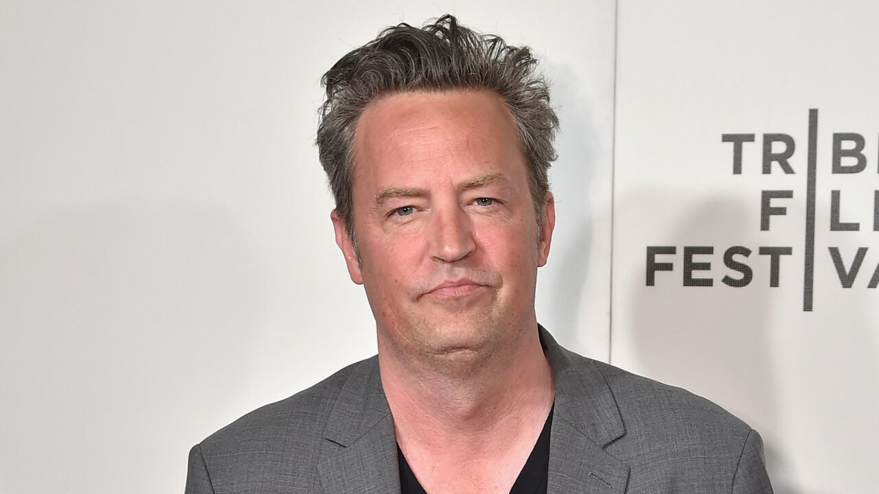 La madre y hermanas de Matthew Perry cargan contra el ayudante que "le ...