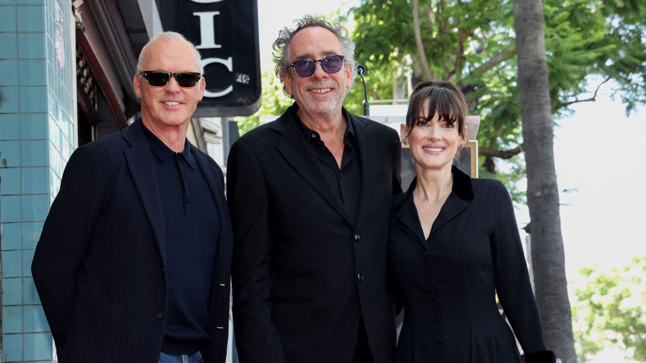Tim Burton recibe su estrella en el Paseo de la Fama junto a Winona ...