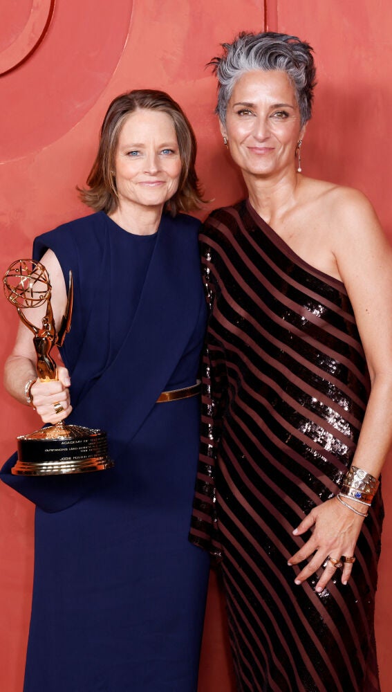 Jodie Foster, con su mujer, y Sarah Paulson, con su novia, en los Emmy ...