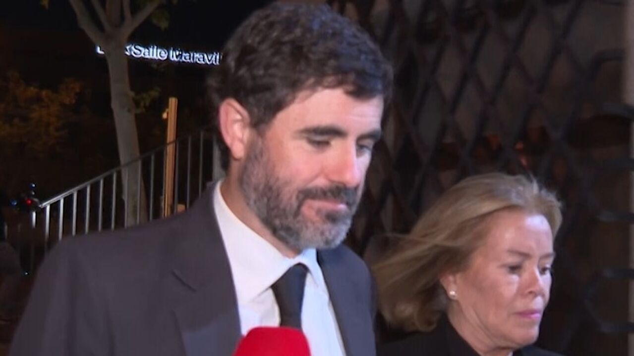 Antonio Matos, viudo de Caritina Goyanes, sale de su misa funeral ...