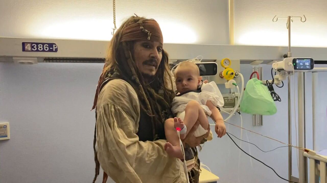 Johnny Depp lleva esperanza al Hospital Donostia vestido de Jack ...
