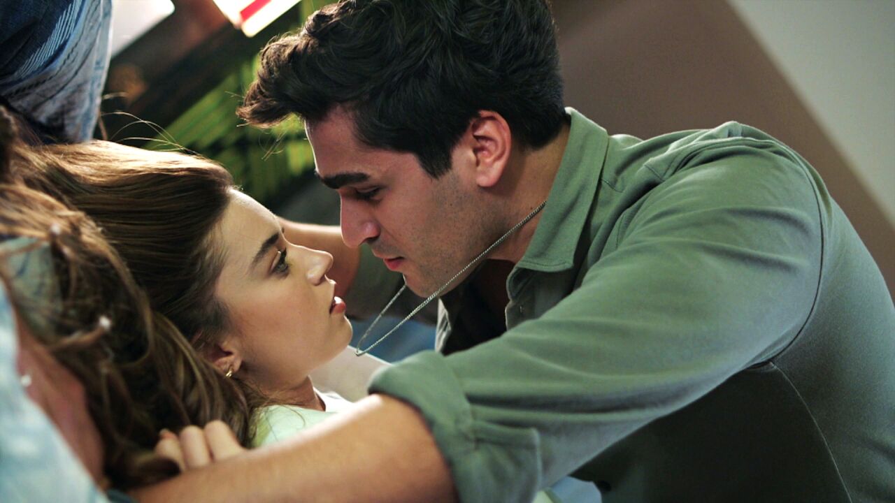 Ferit se disculpa con Seyran con un regalo muy especial y... ¡terminan en la cama!