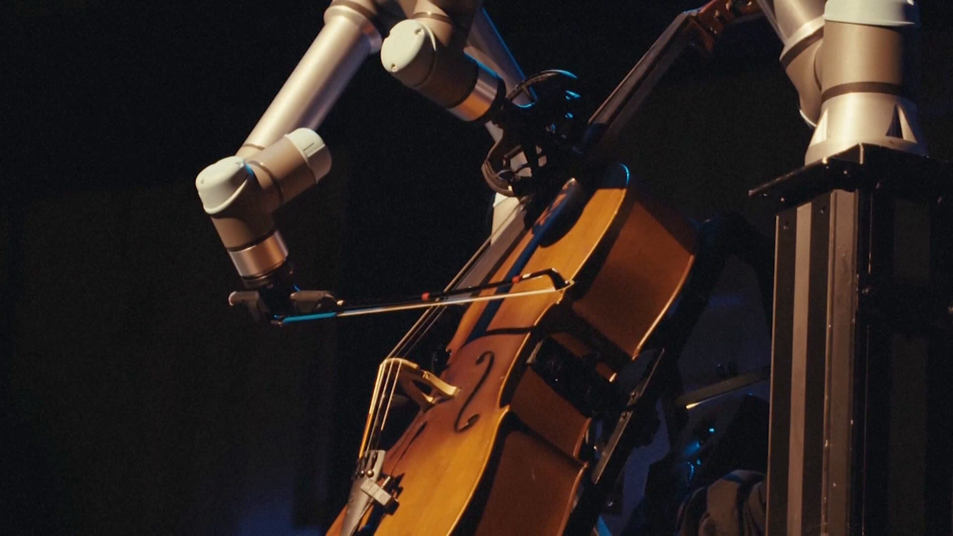 Un robot violonchelista toca por primera vez en una orquesta sinfónica