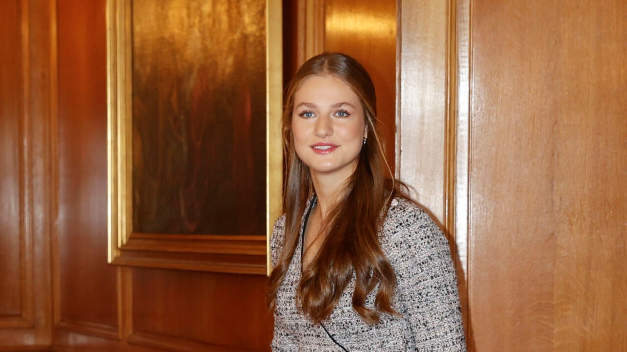 La princesa Leonor apuesta por el tweed, el tejido del otoño, con un ...