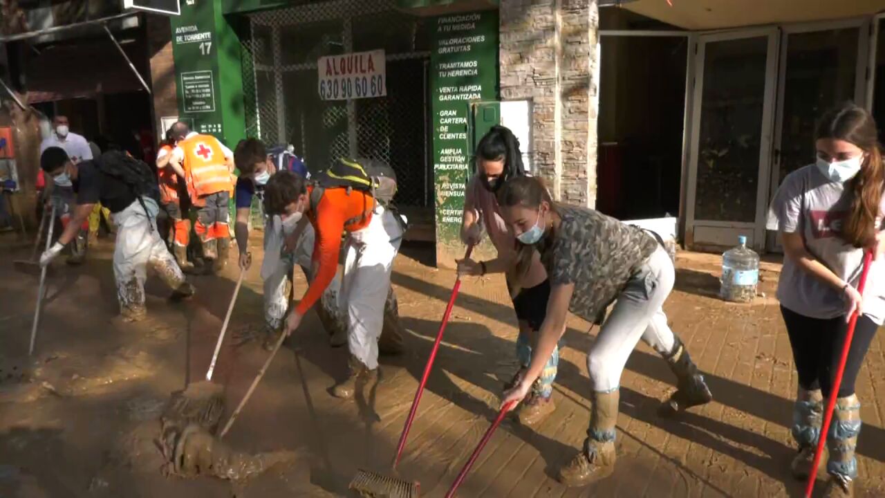 Los jóvenes muestran toda su solidaridad y ayudan a reconstruir ...