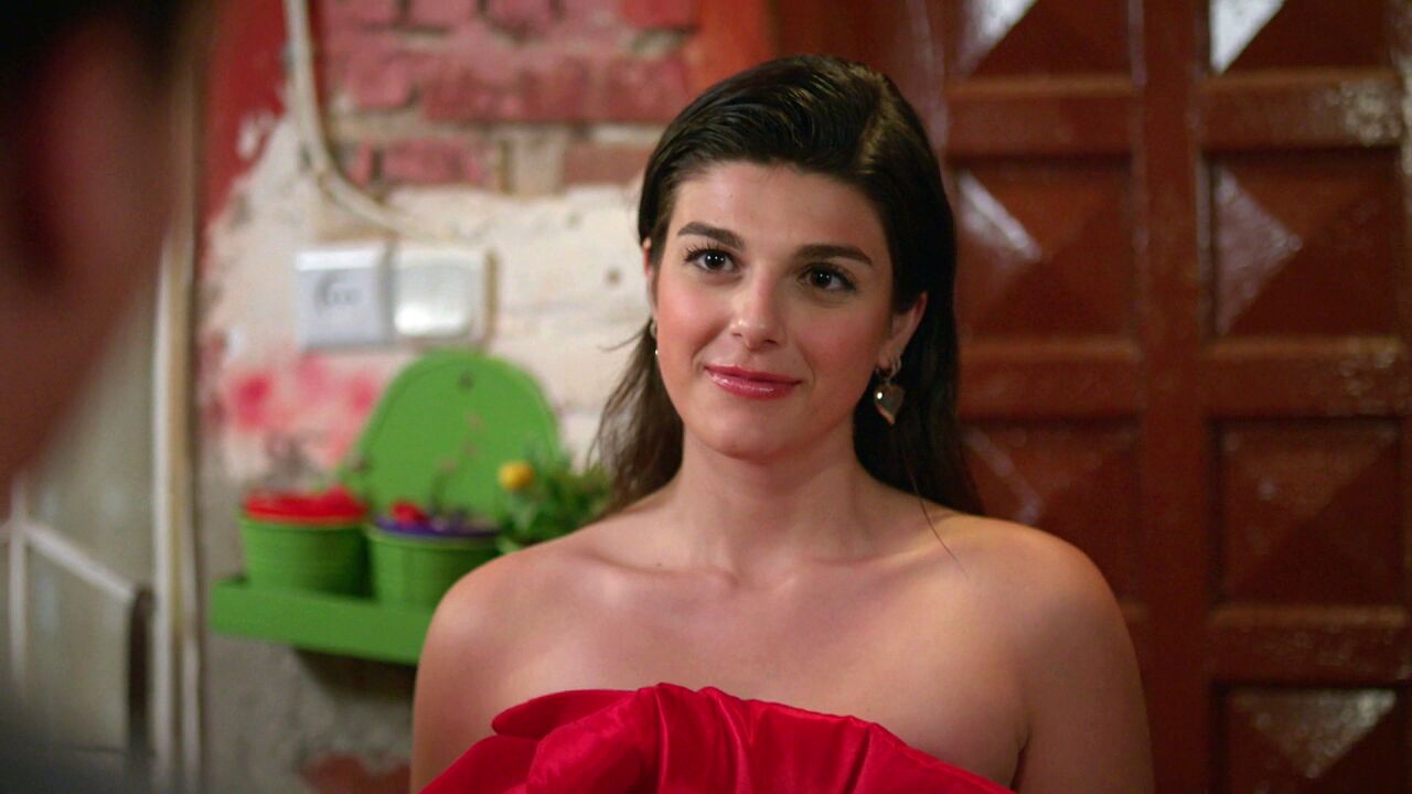 El momento más romántico de la noche: Sarp se queda sin palabras al ver a Cansu y Aybike ...