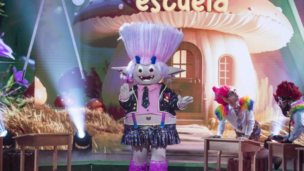 ¡Una motomami sobre el escenario! Troll debuta en Mask Singer al ritmo ...